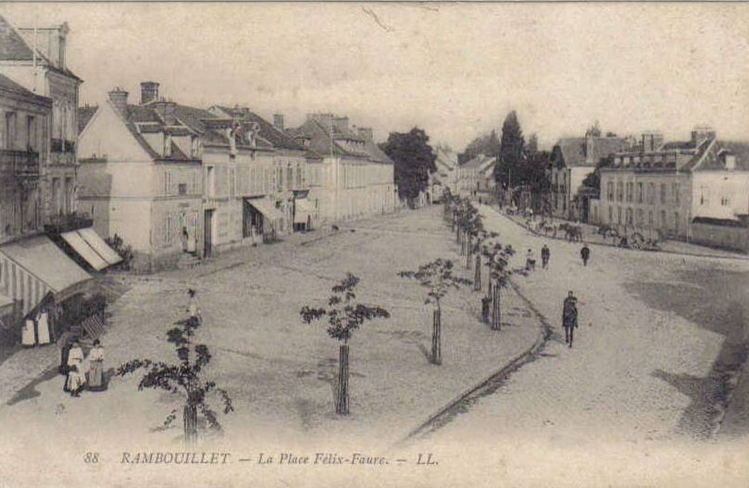 En flânant place Félix-Faure - le Pays d'Yveline